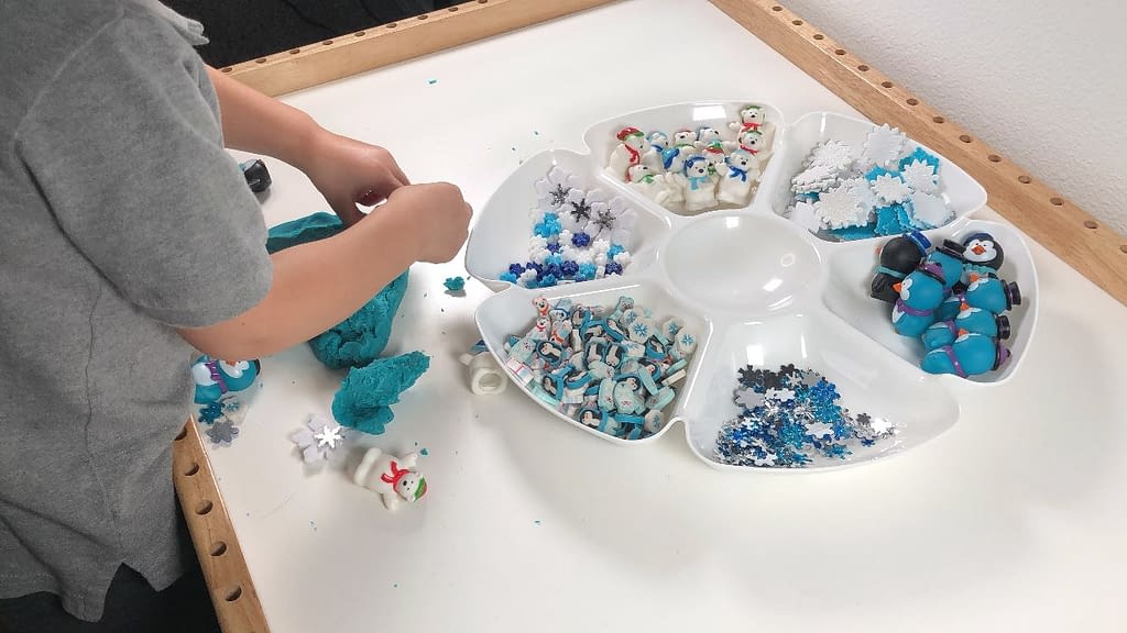 Winter Themed Sensory Tray and Play DIY Toddler Activities - Mom Money Kids